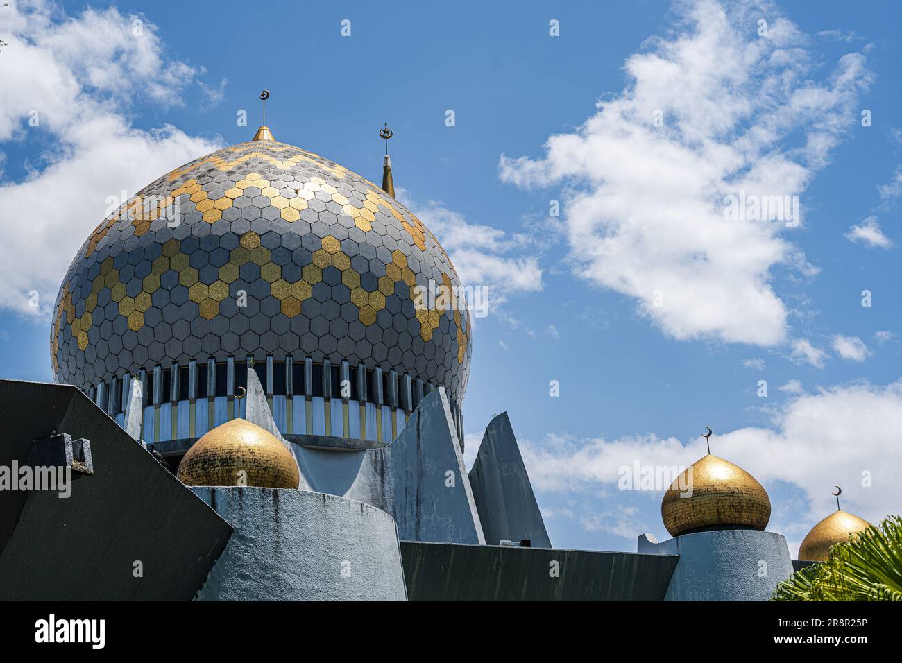 Sabah state mosque hi-res stock photography and images - Alamy