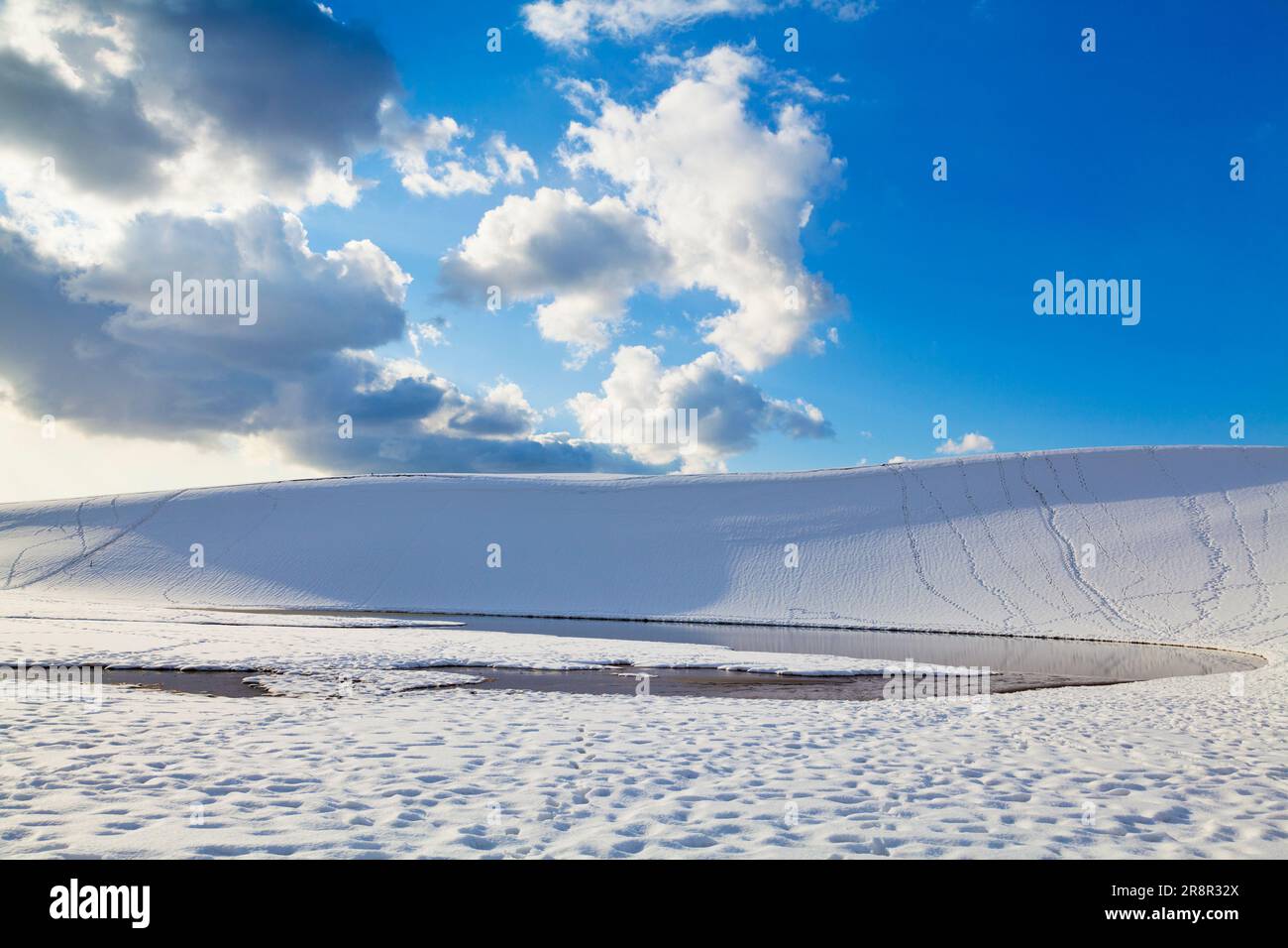 Tottori sand dunes under snow Stock Photo - Alamy