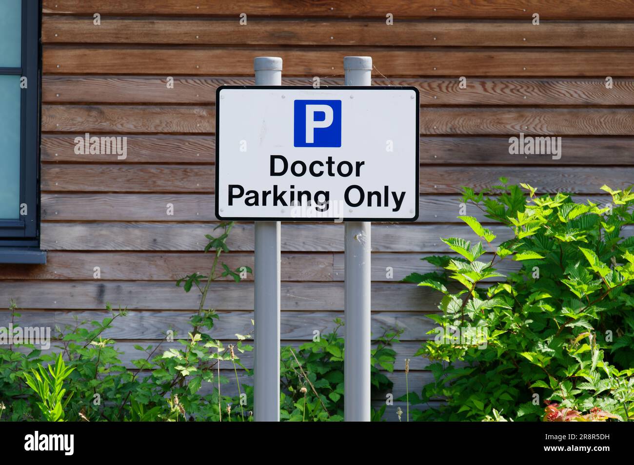 Hospital parking sign staff hi-res stock photography and images - Alamy