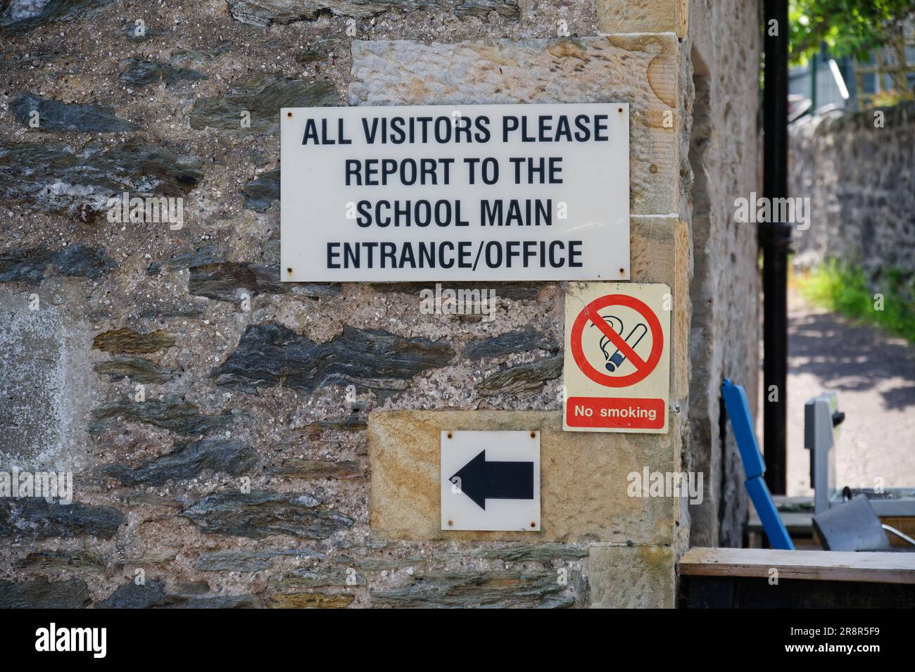 All school visitors report to main office sign Stock Photo - Alamy