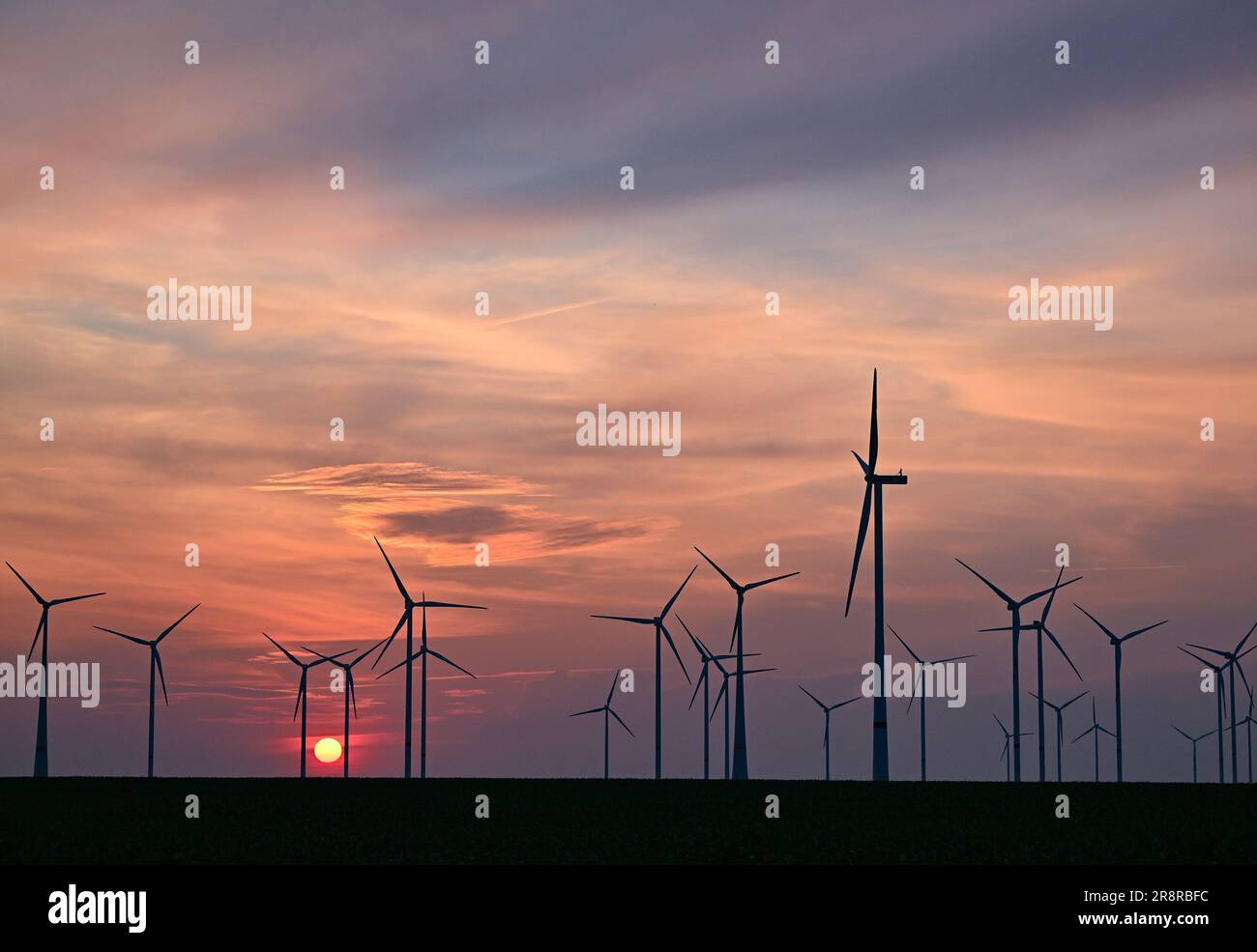 Jacobsdorf, Germany. 19th June, 2023. A wind farm in the sunset ...