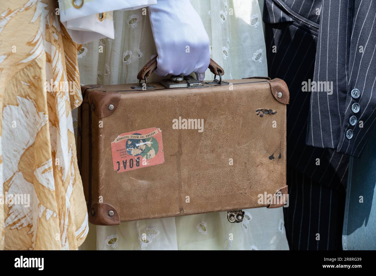 Old suitcase hi-res stock photography and images - Alamy