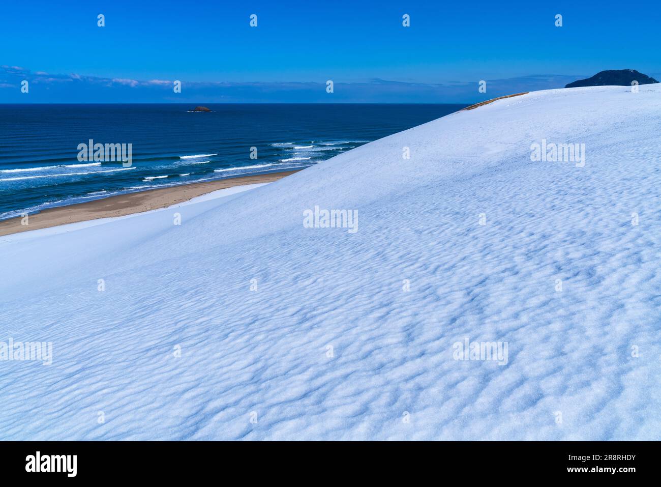 Tottori sand dunes under snow Stock Photo - Alamy