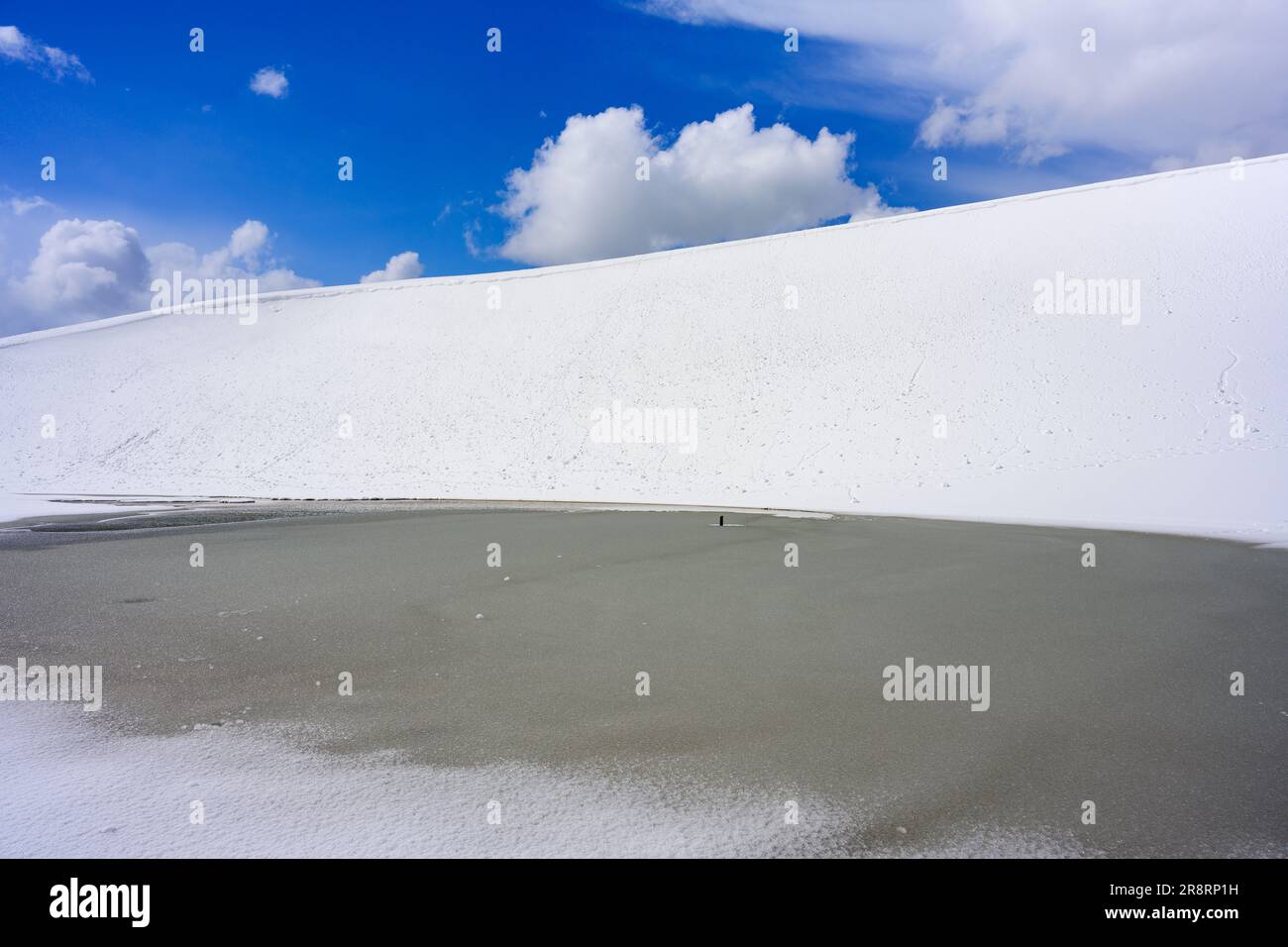 Tottori sand dunes under snow Stock Photo - Alamy