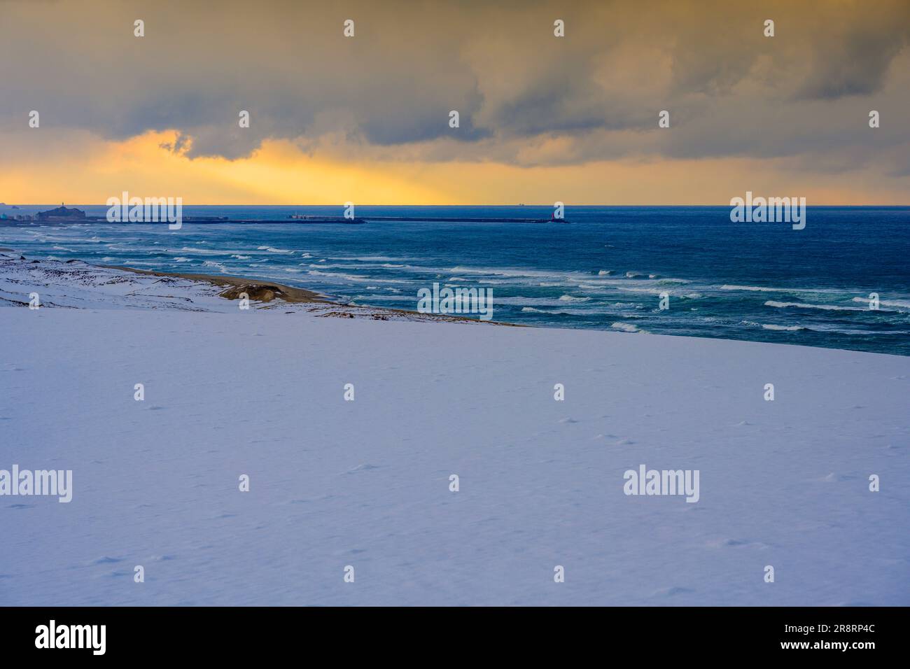 Tottori sand dunes under snow Stock Photo - Alamy
