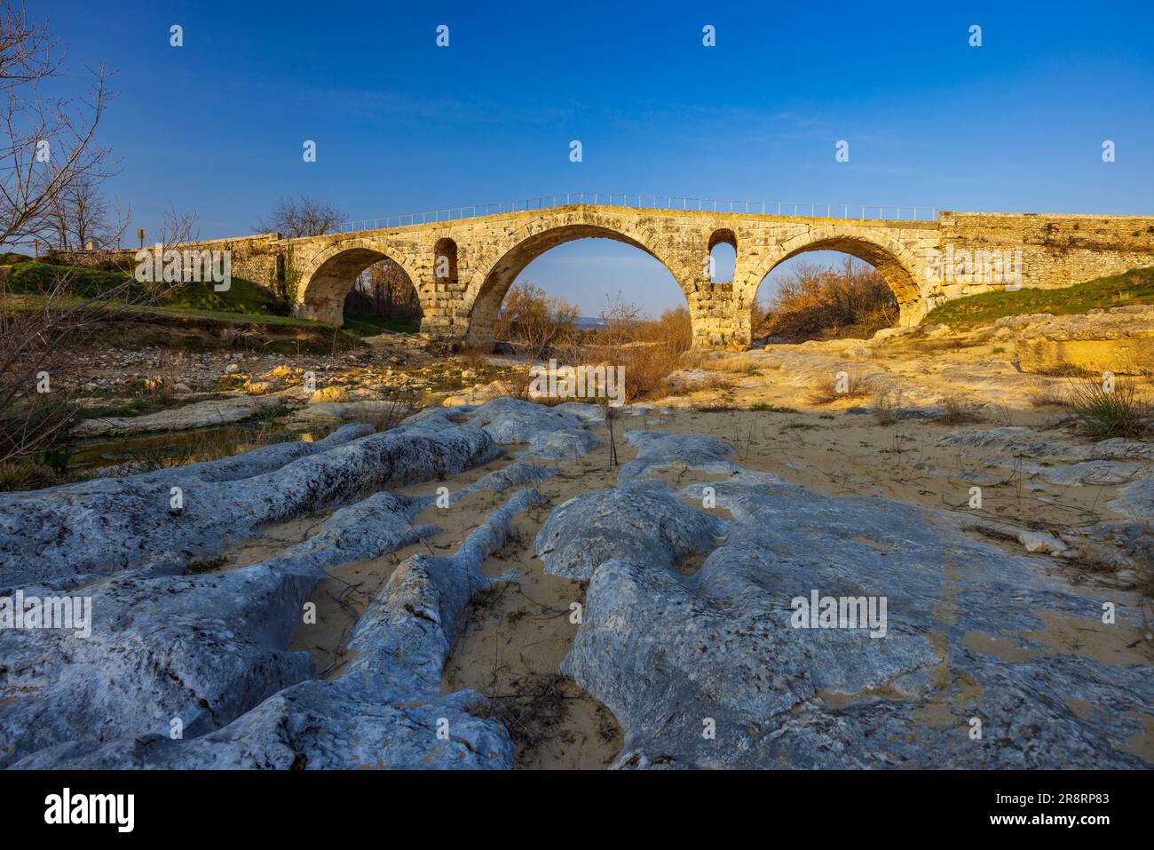 Pont Julien, roman stone arch bridge over Calavon river, Provence ...