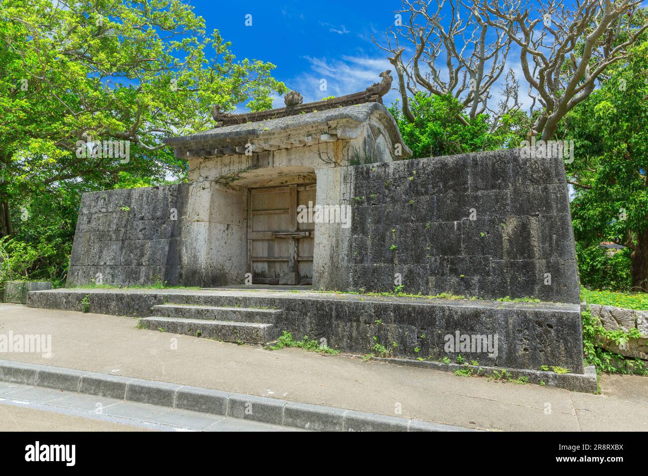 The stone gates of Sonohyanutaki Stock Photo - Alamy