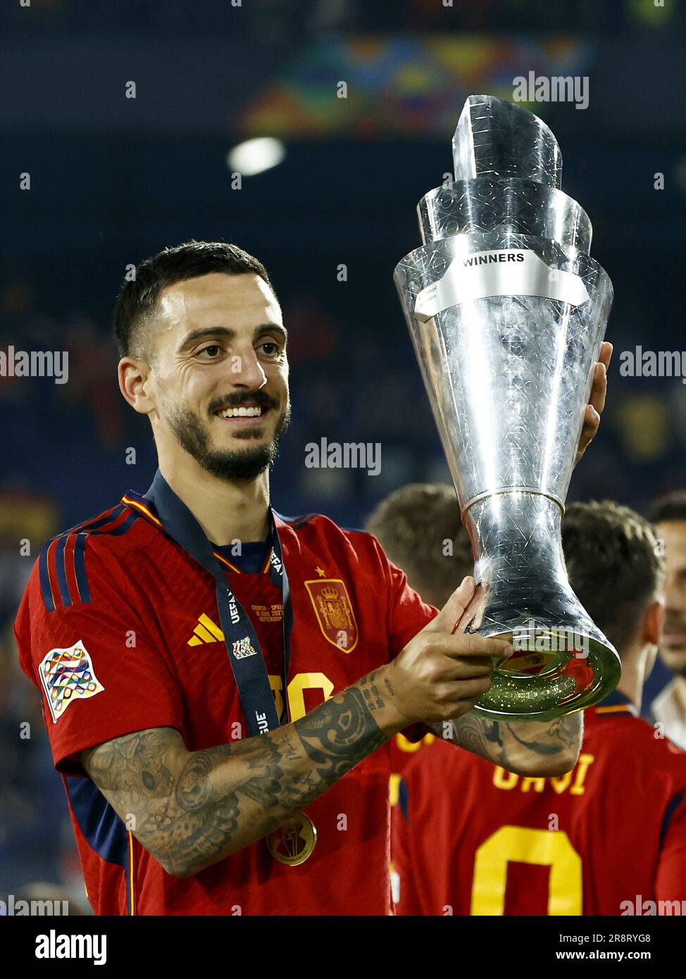 ROTTERDAM - Joselu of Spain with the Nations League trophy during the ...