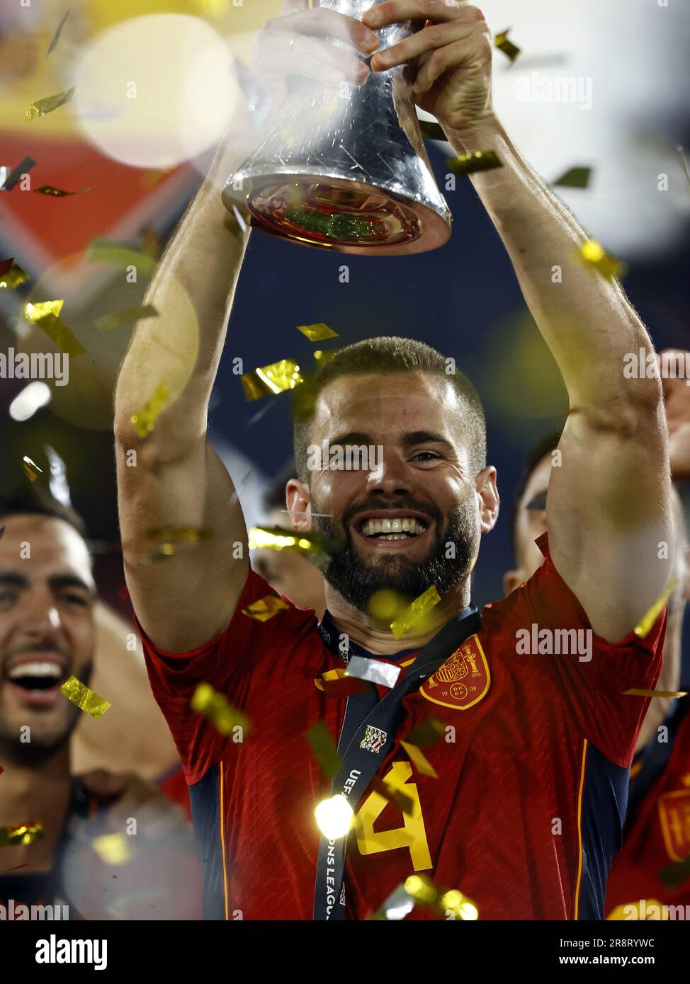 ROTTERDAM - Nacho of Spain with the Nations League trophy during the ...