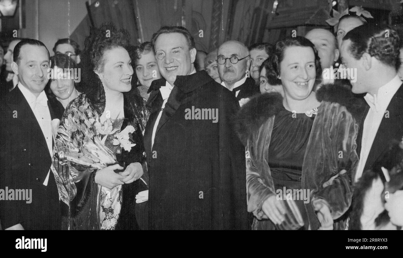 Tauber Sees His Film Richard Tauber and his fiancee Diana Napier ...