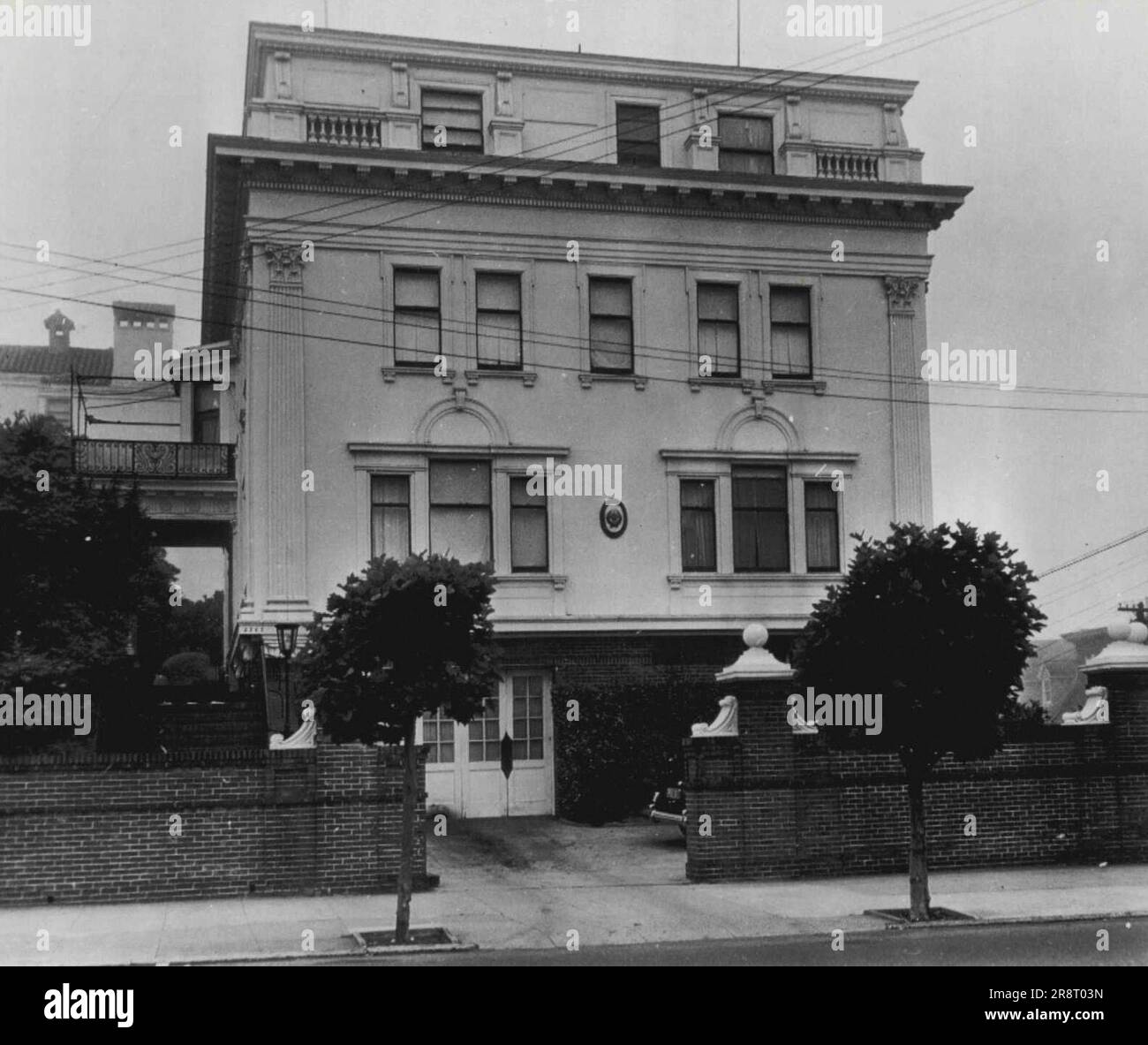 Russians consulate building hi-res stock photography and images - Alamy