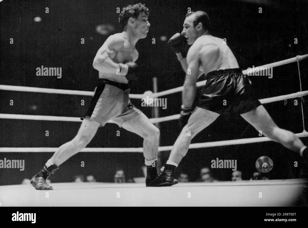 Billy Thompson Wins European Lightweight Championship - Thompson (left ...