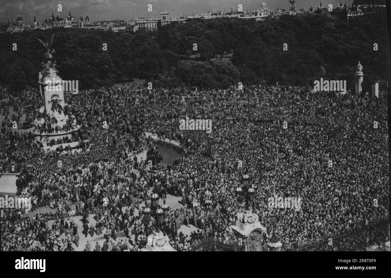 VJ-Day At The Palace -- The amazing scene from the roof of Buckingham ...