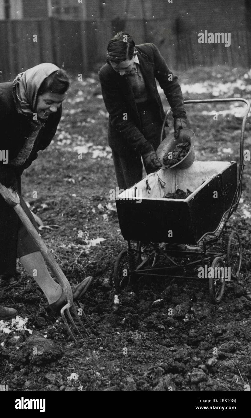 Historical digging well hi-res stock photography and images - Alamy