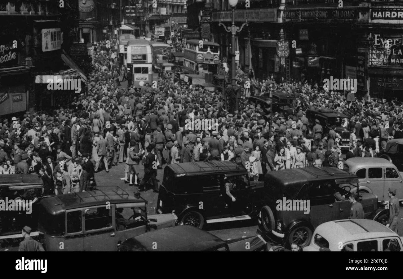 Ve day 1945 london hi-res stock photography and images - Alamy