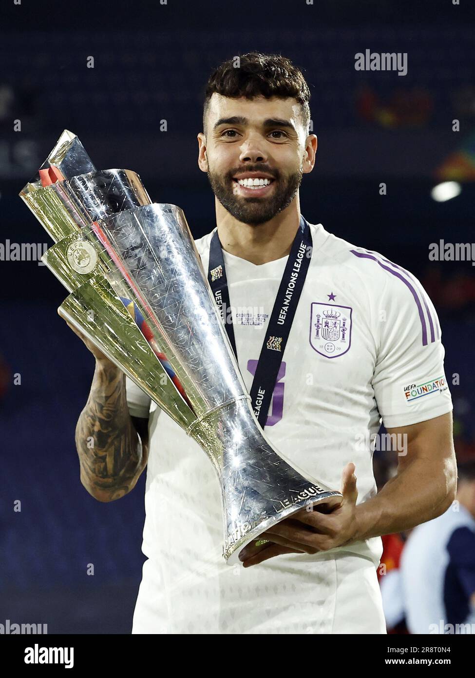 ROTTERDAM - Spain goalkeeper David Raya with the Nations League trophy ...