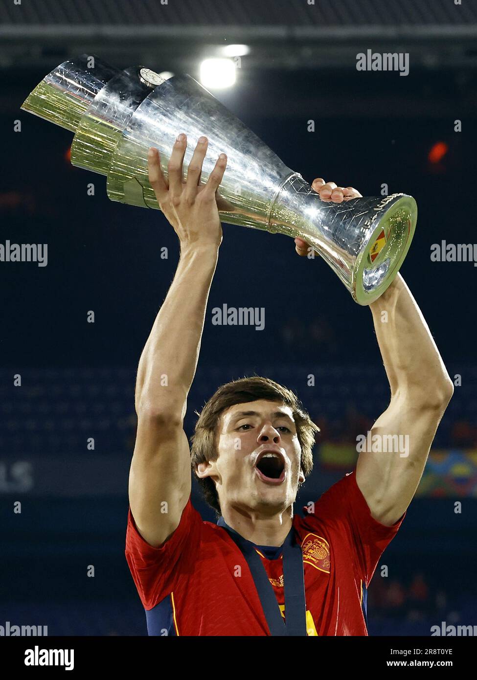 ROTTERDAM - Robin Le Normand of Spain with the Nations League trophy ...
