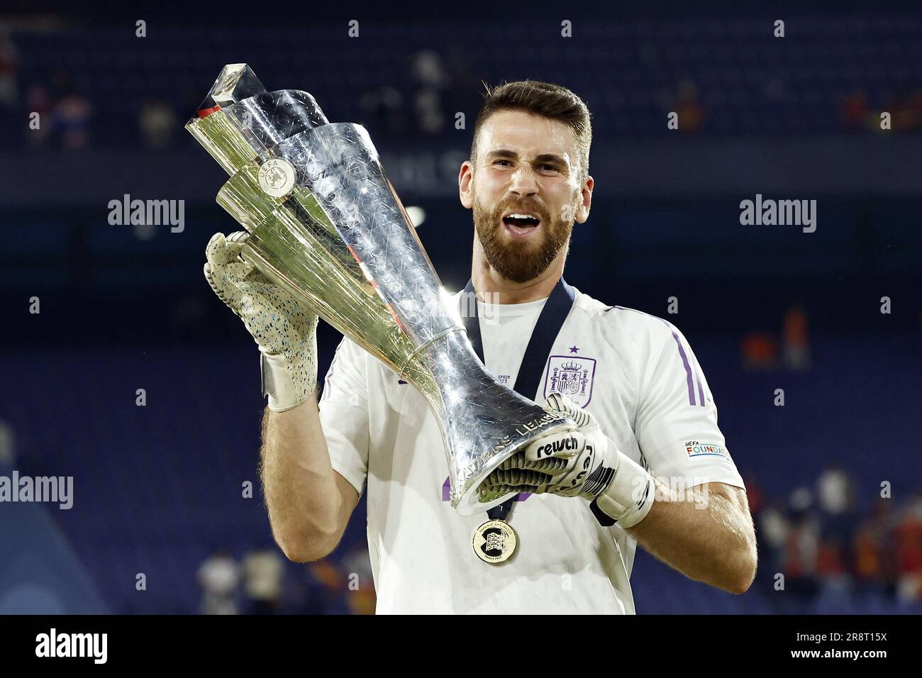ROTTERDAM - Spain goalkeeper Unai Simon with the Nations League trophy ...