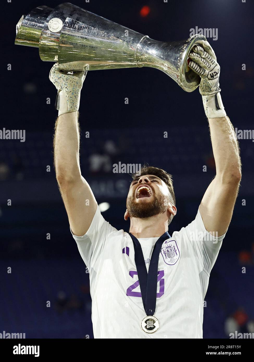 ROTTERDAM - Spain goalkeeper Unai Simon with the Nations League trophy ...
