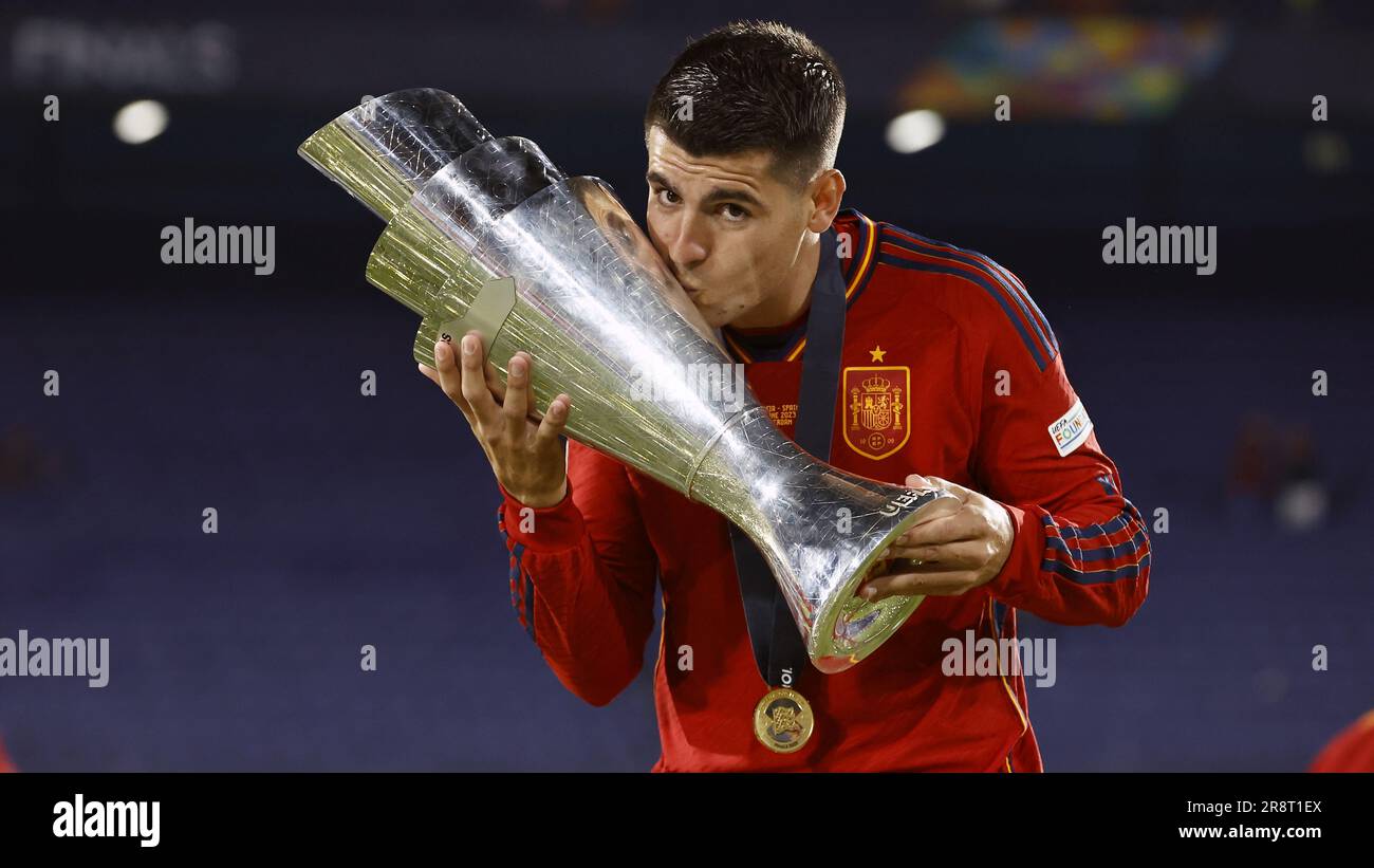 ROTTERDAM - Alvaro Morata of Spain kisses the Nations League trophy during the UEFA Nations ...