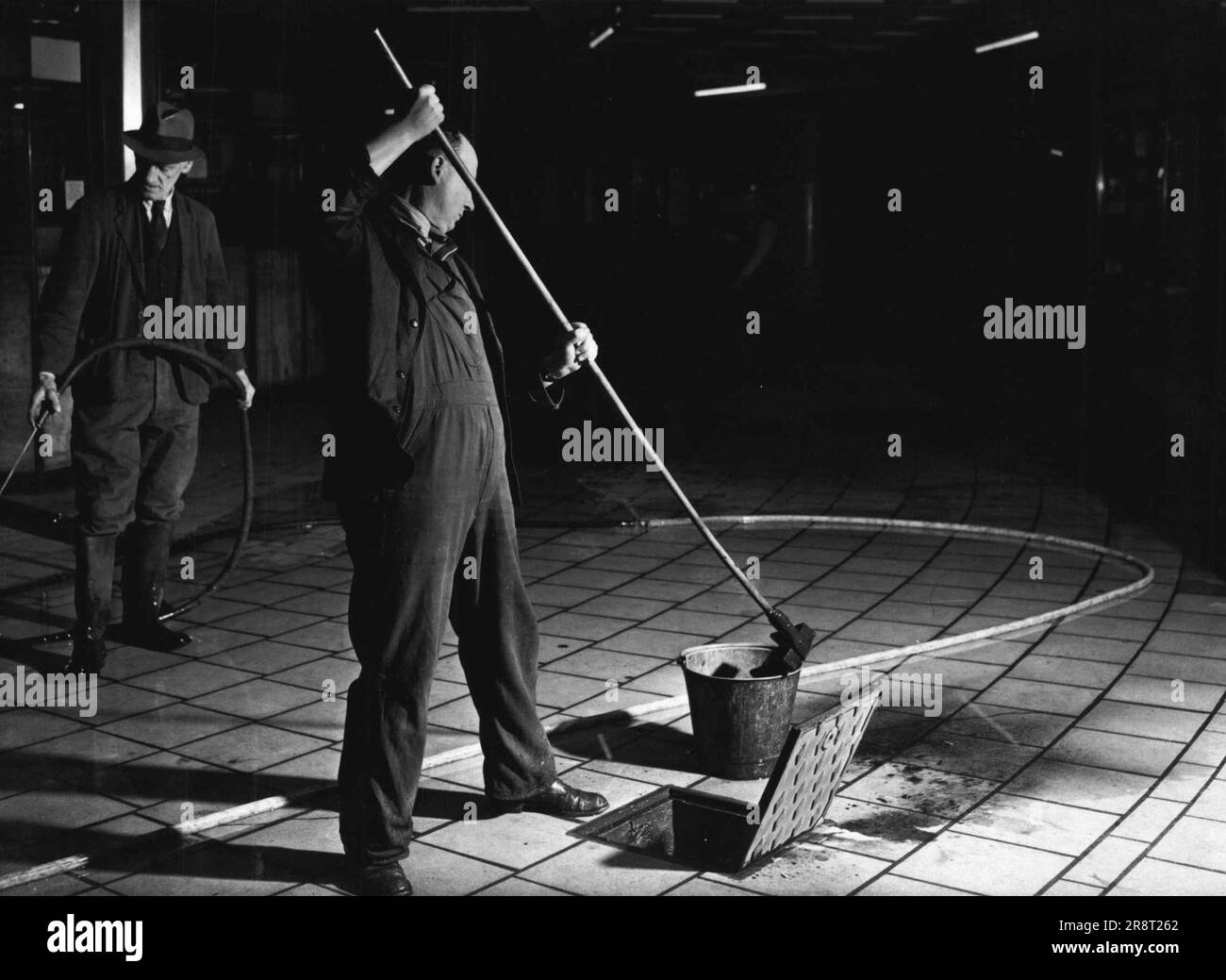 Mirror london underground station hi-res stock photography and images ...