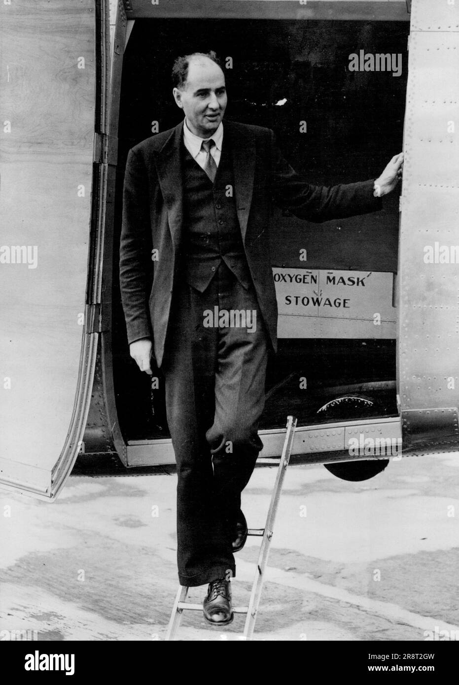 Food Minister Arrives By Air From Canada -- Mr. John Strachey leaving ...
