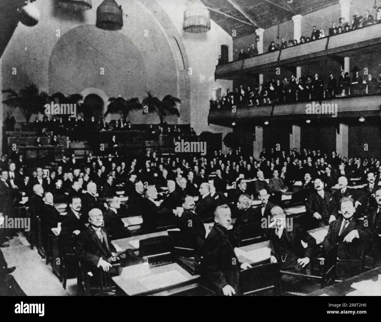 League of nations first meeting 1920 hi-res stock photography and ...