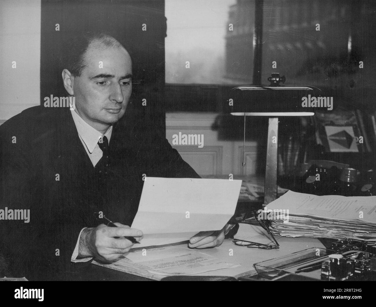 Evelyn john st loe strachey hi-res stock photography and images - Alamy