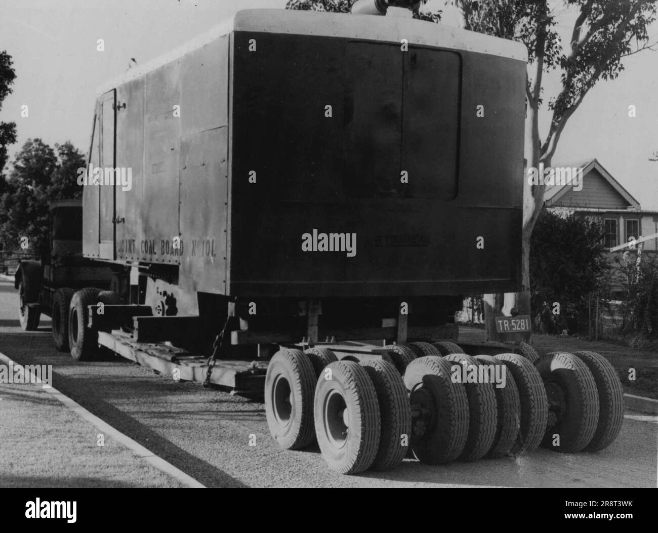 Eighty ton hi-res stock photography and images - Alamy