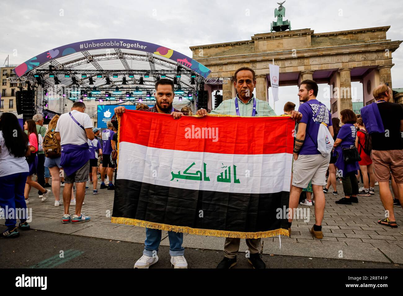 Participants pose to be photographed with Iraq flag during the street ...