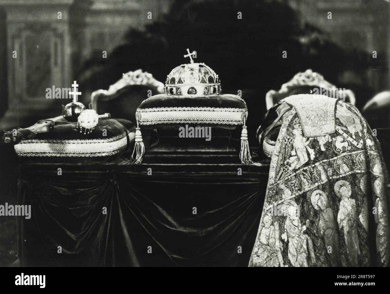St. Stephen Jubilee Celebrations In Budapest -- The Holy crown in the ...