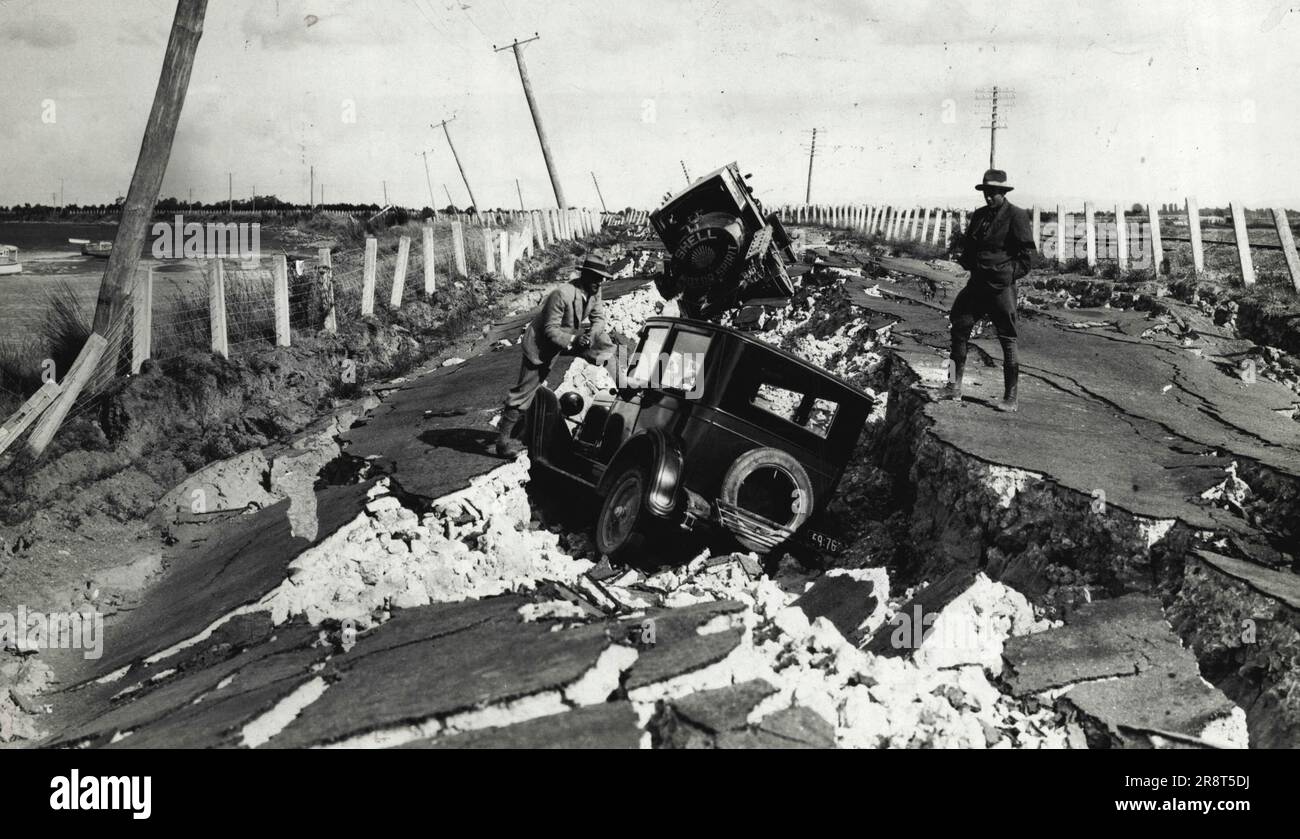 On the road from Napier to Wairoa. February 18, 1931. (Photo by T.W ...