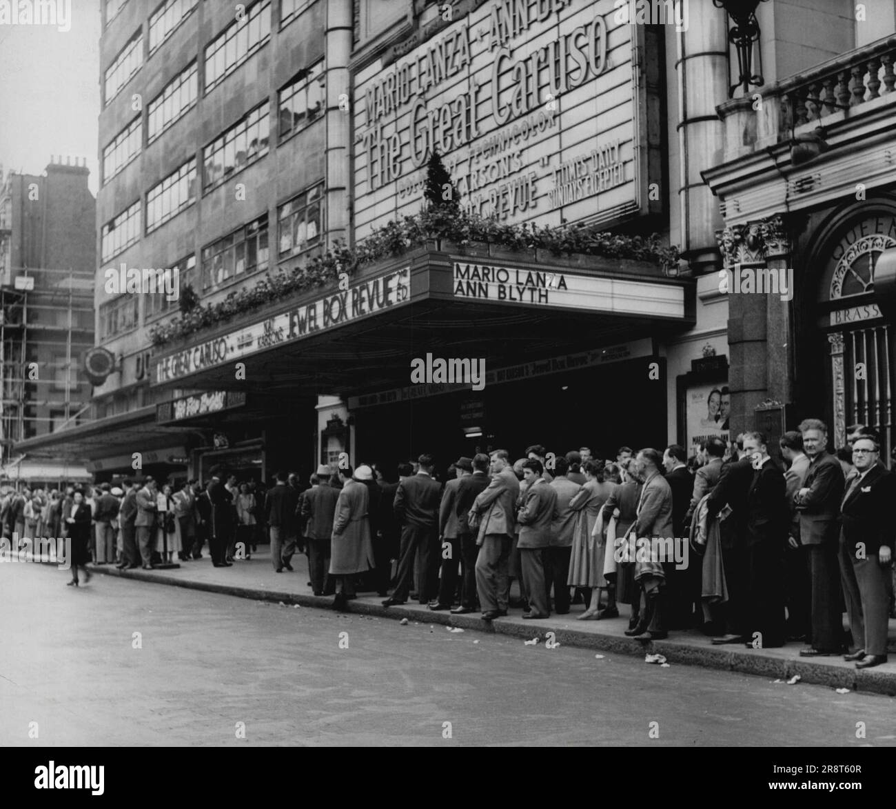 Queue cinema london hi-res stock photography and images - Alamy