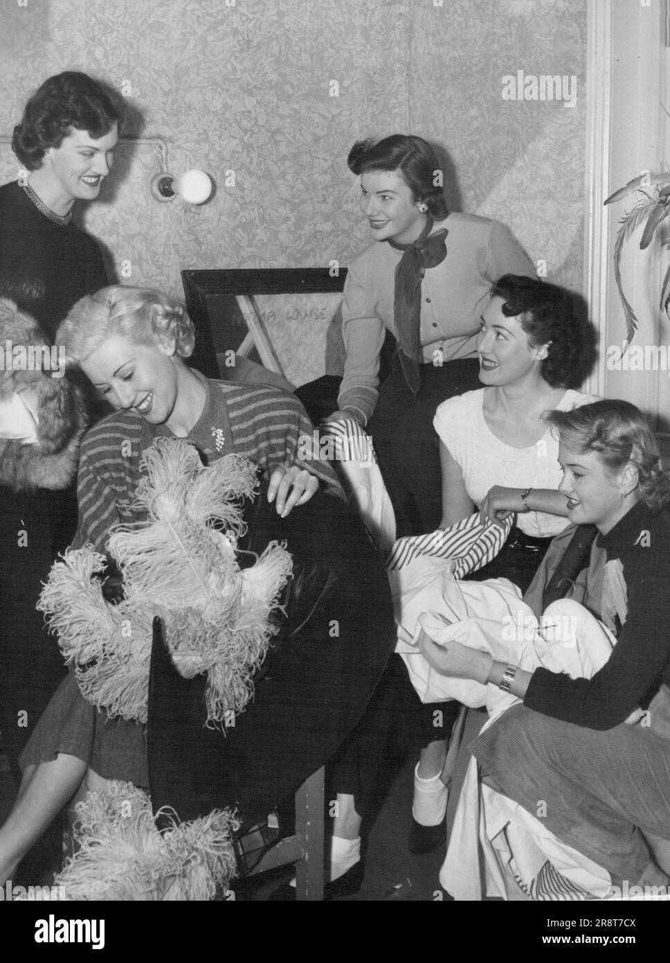 Aunt Show Girls in their dressing room. August 28, 1952 Stock Photo - Alamy
