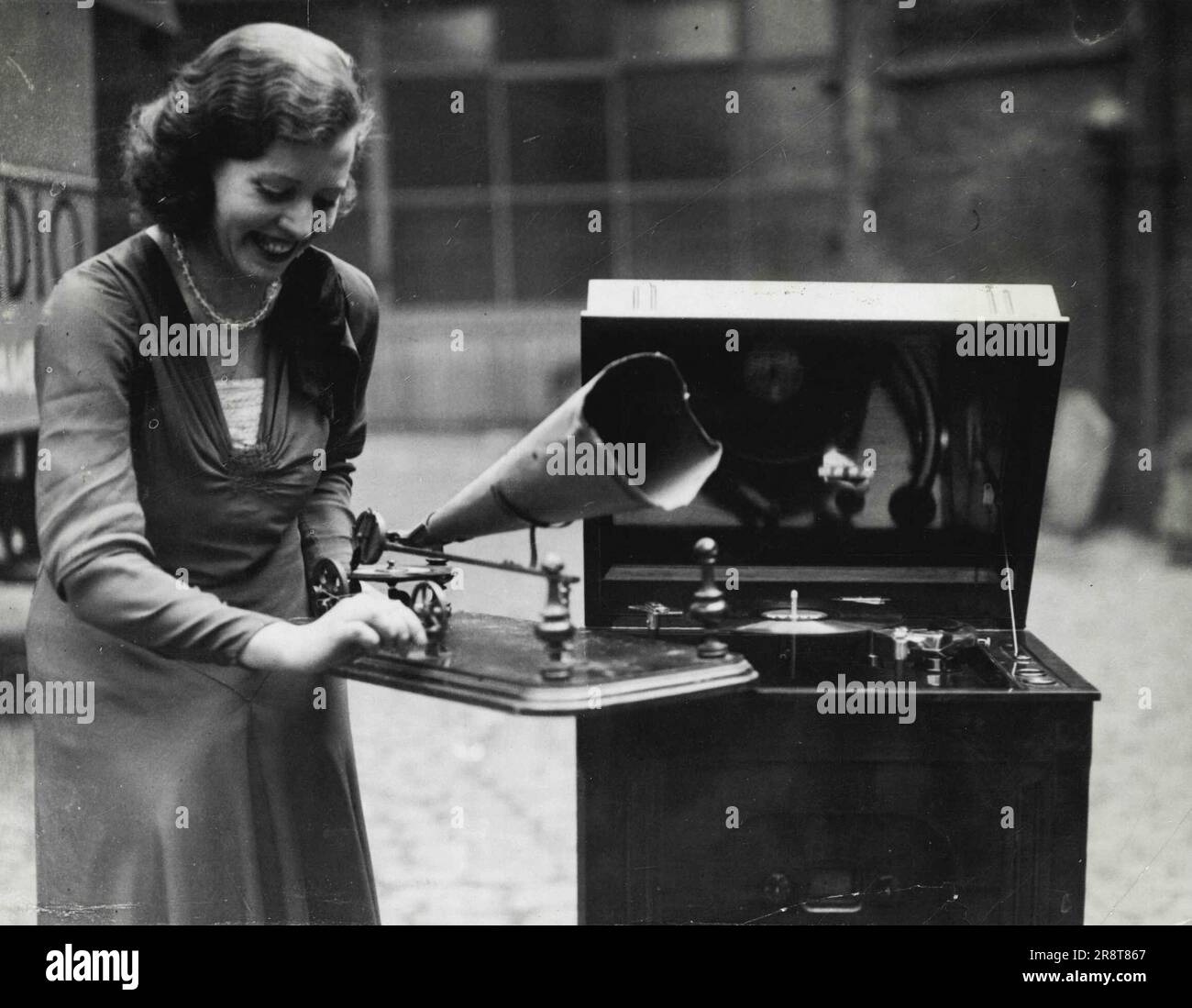 Thirty Years of Gramophone Progress:One of the earliest gramophones ...
