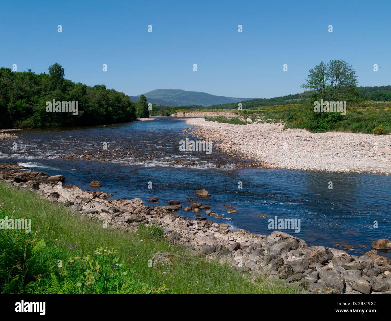 River dee landscape highlands scotland hi-res stock photography and ...
