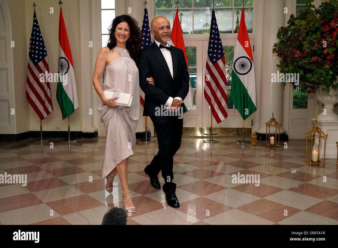Abraham Verghese and Cari Costanzo arrive for the State Dinner with ...