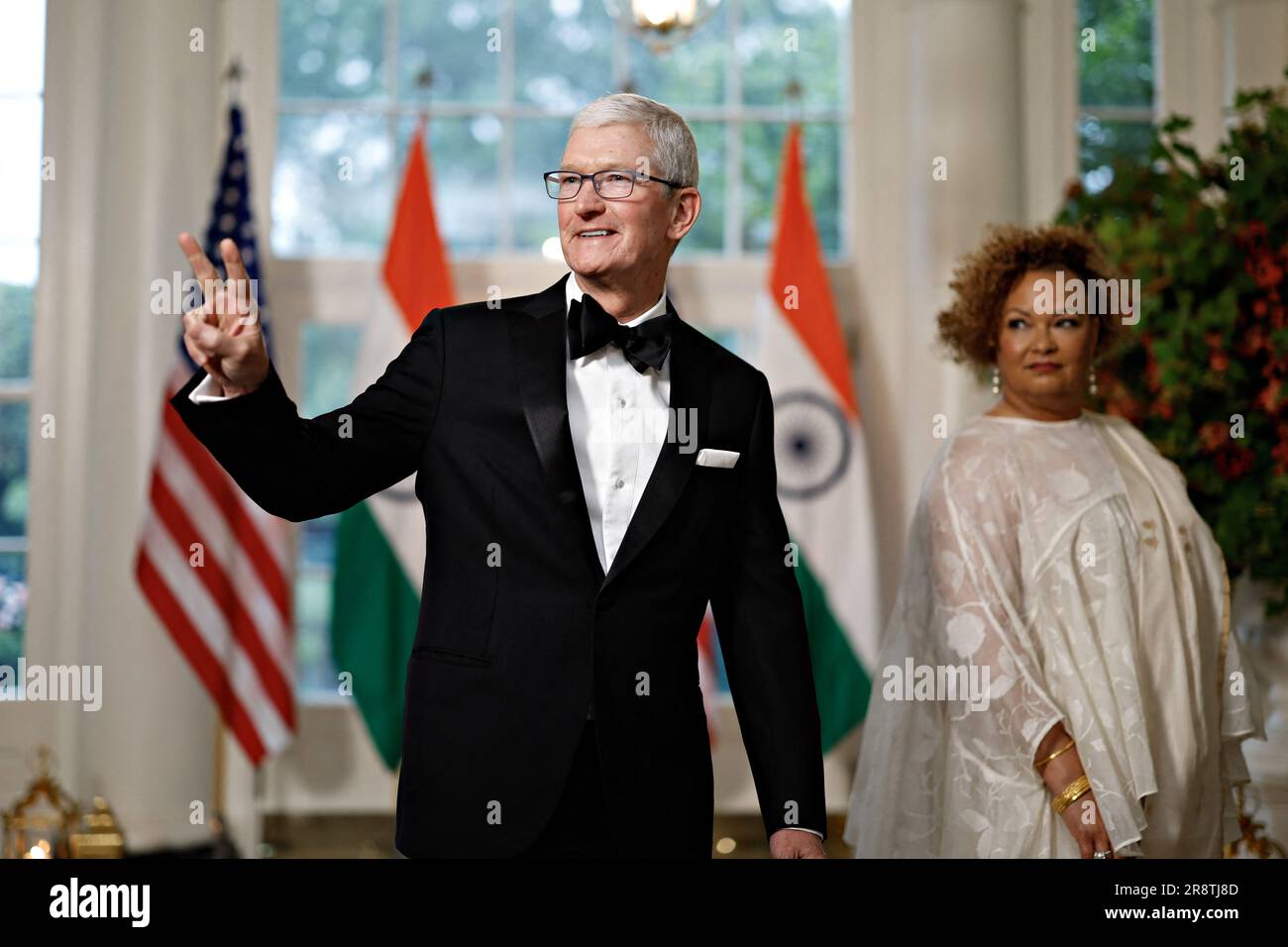 Tim Cook, chief executive officer of Apple Inc., left, and Lisa Jackson ...