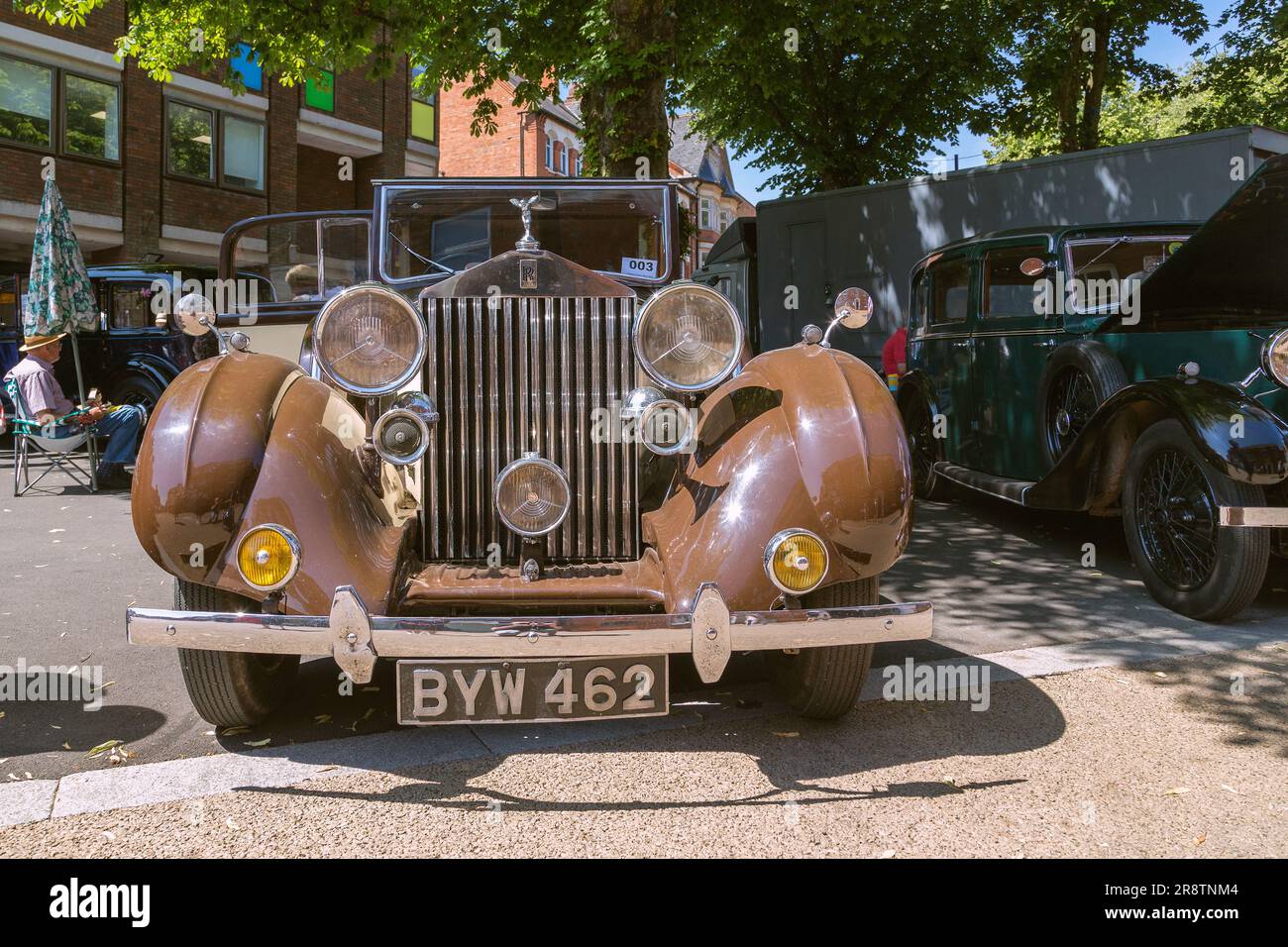 Front view of a 1930s Rolls Royce Sedance De Ville with it's iconic ...