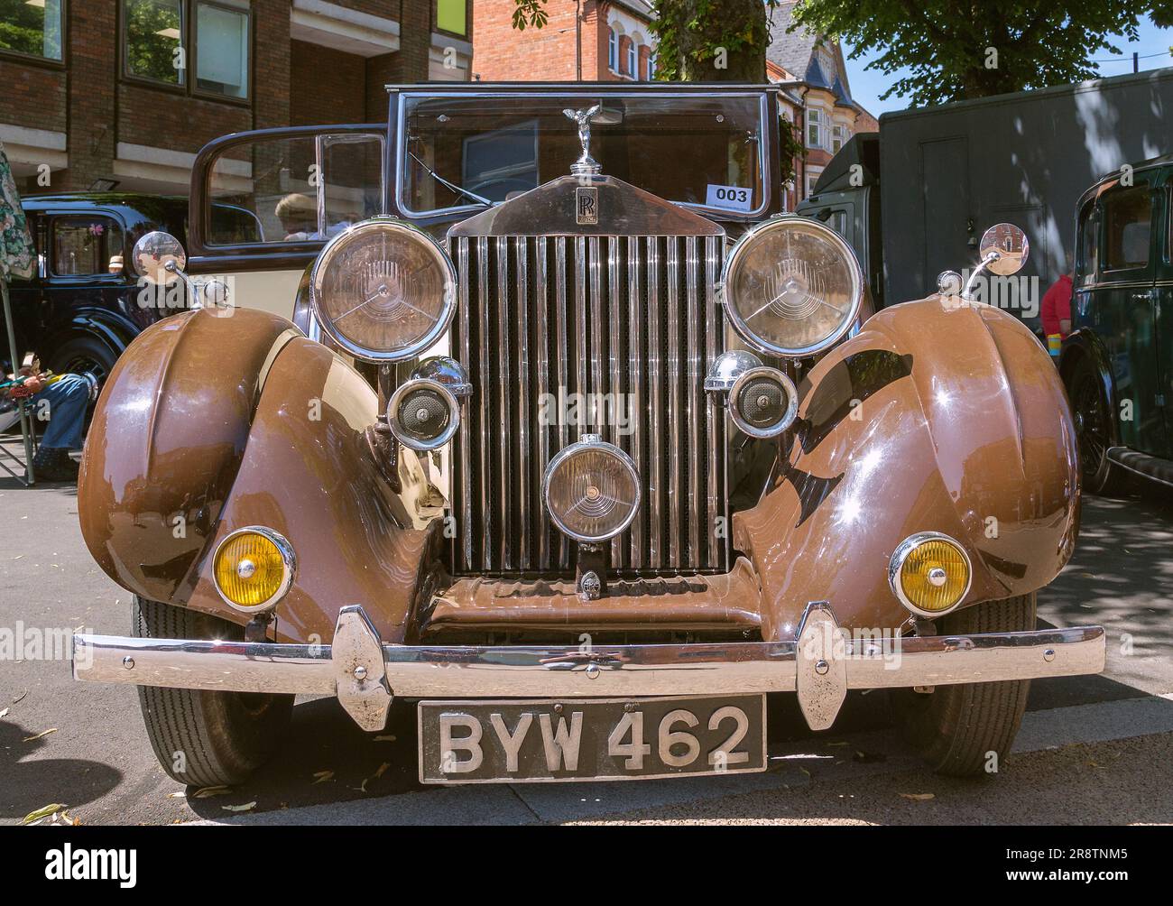 Front view of a 1930s Rolls Royce Sedance De Ville with it's iconic ...