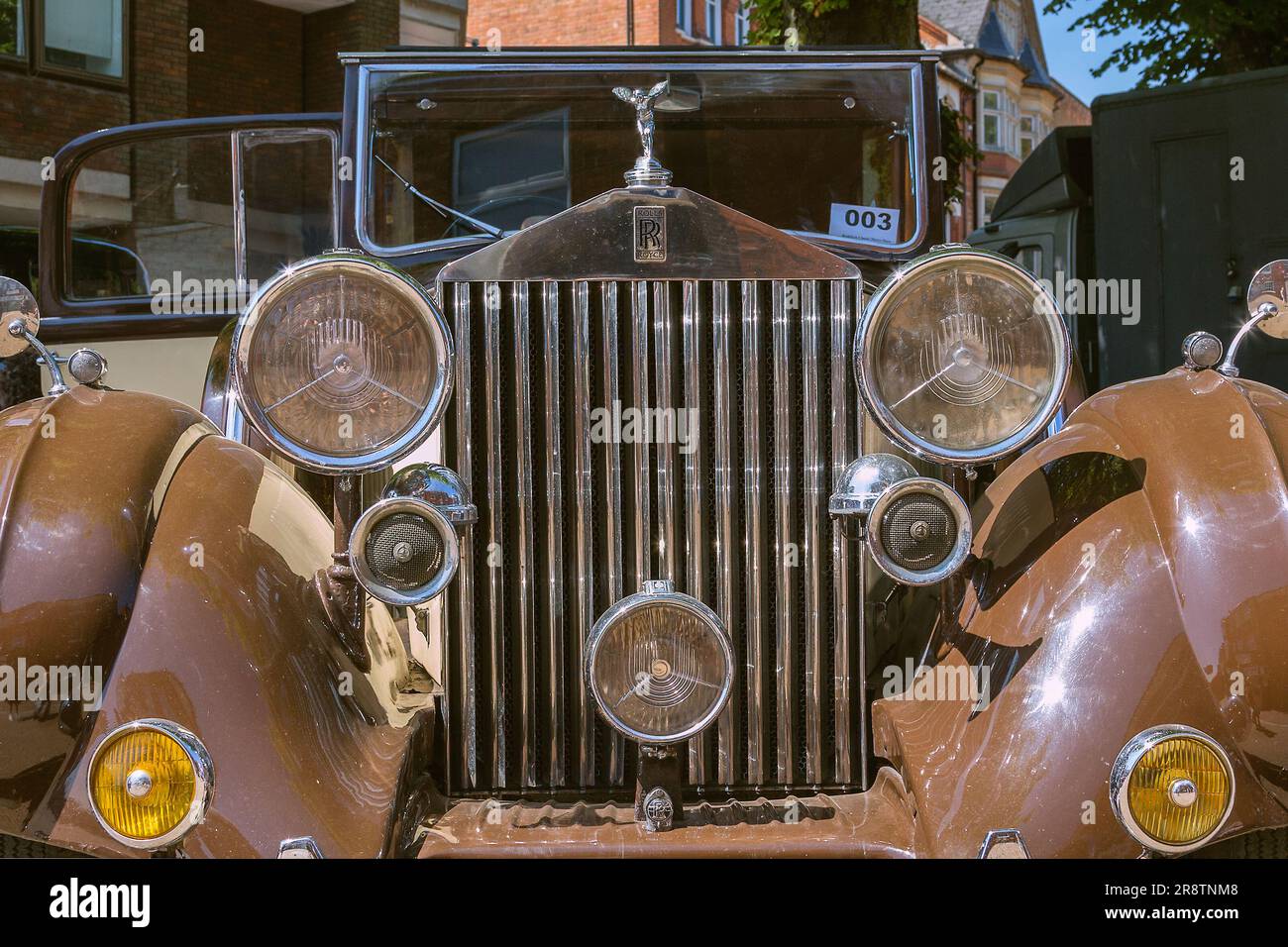 Front view of a 1930s Rolls Royce Sedance De Ville with it's iconic ...