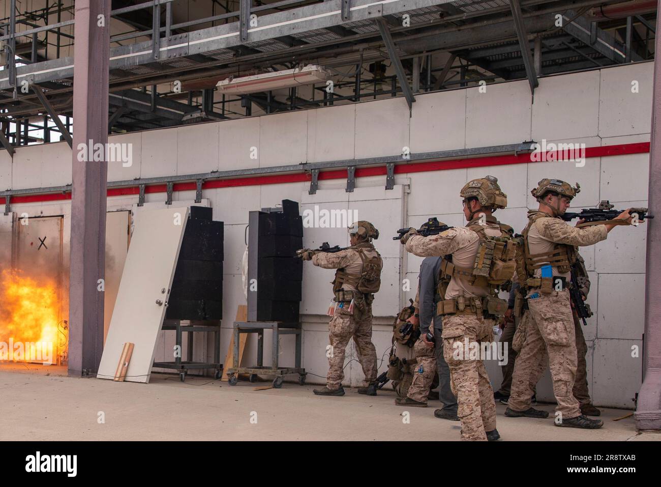 U.S. Marines with the Recon Company, 15th Marine Expeditionary Unit ...