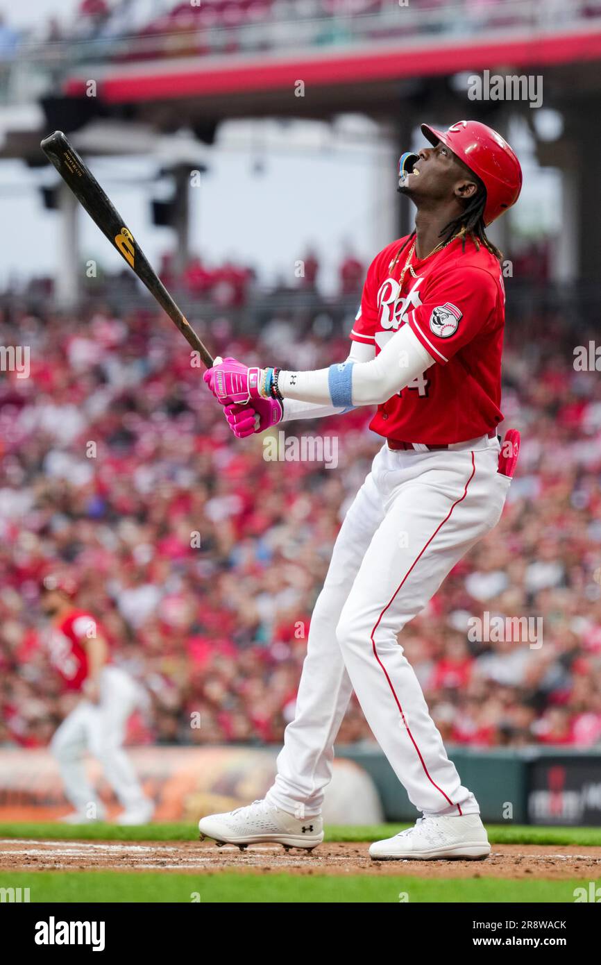 Cincinnati Reds' Elly De La Cruz bats during a baseball game against ...