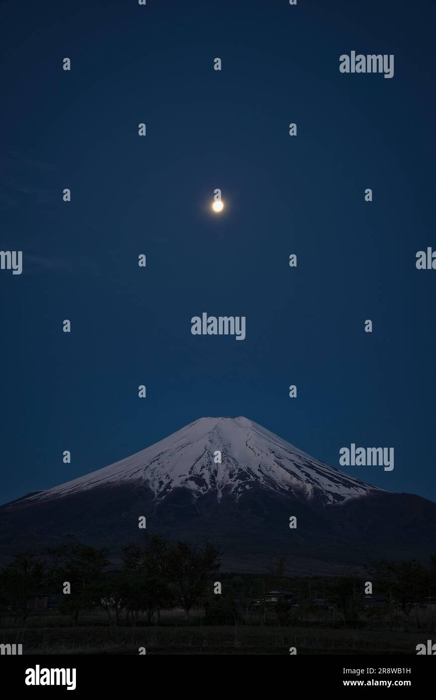 The moon and Mt Fuji before the dawn Stock Photo - Alamy
