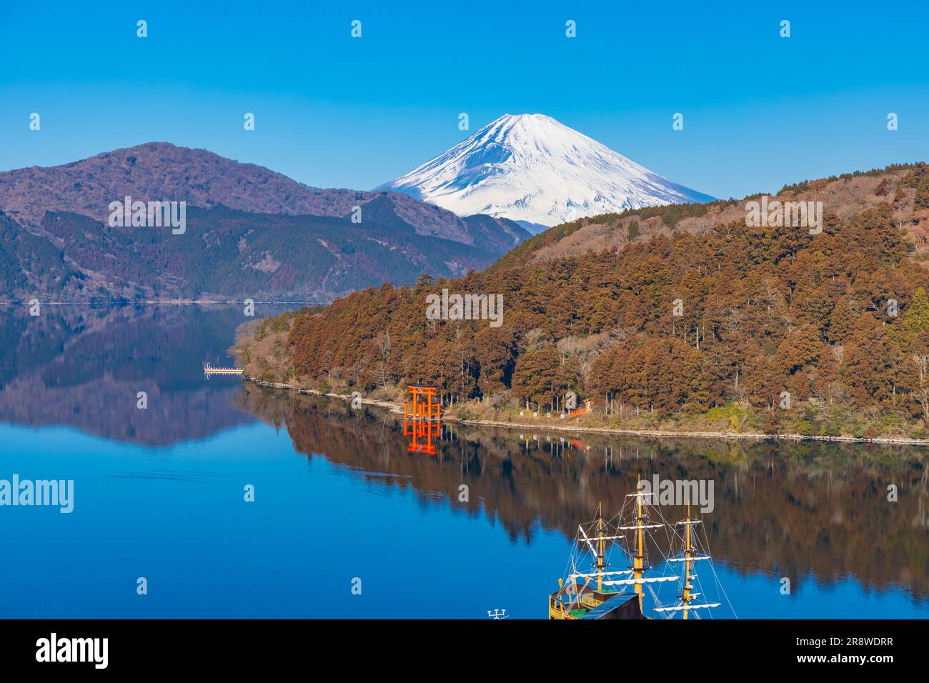 Lake Ashinoko and Mt Stock Photo - Alamy