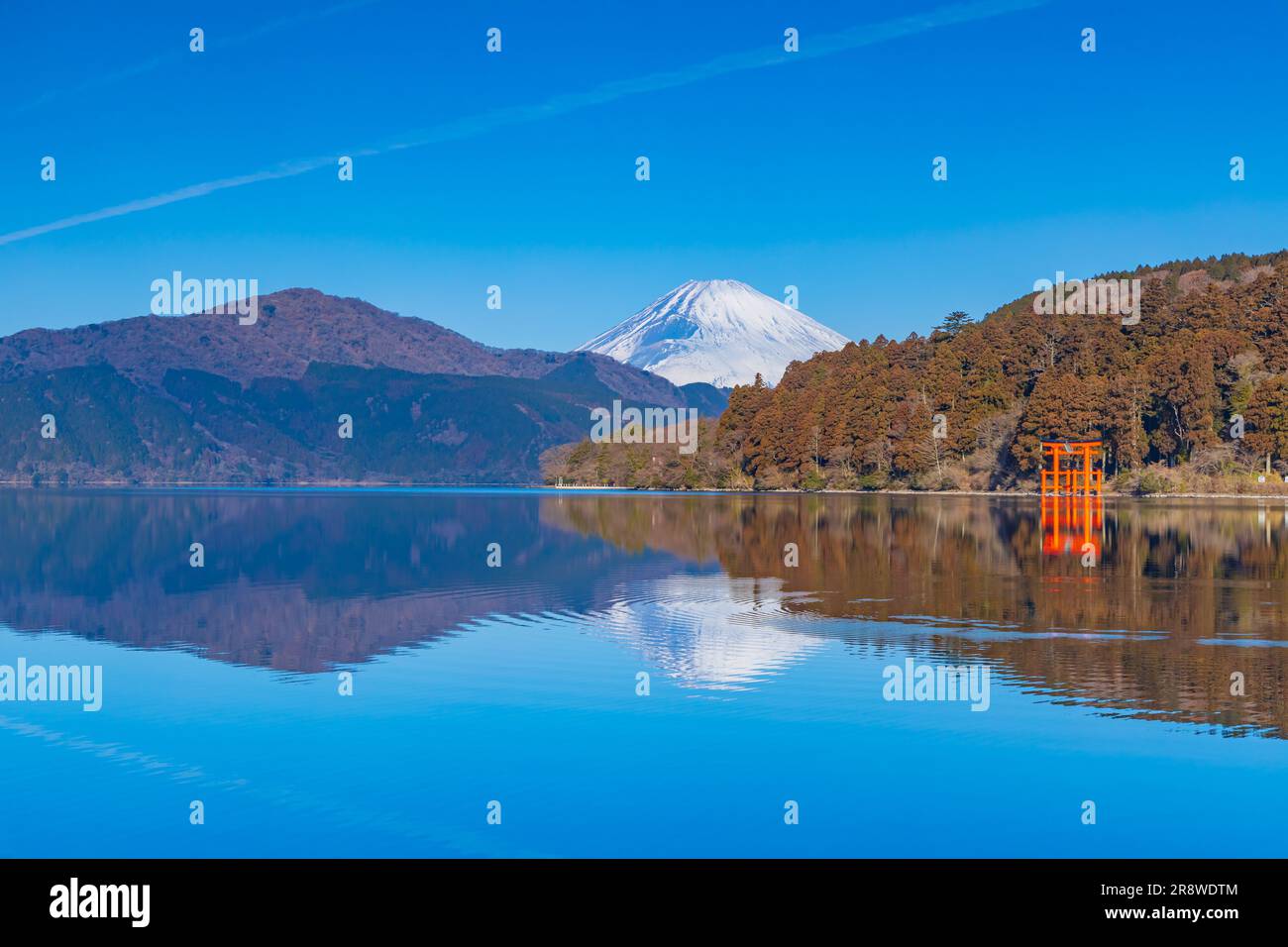 Lake Ashinoko and Mt Stock Photo - Alamy