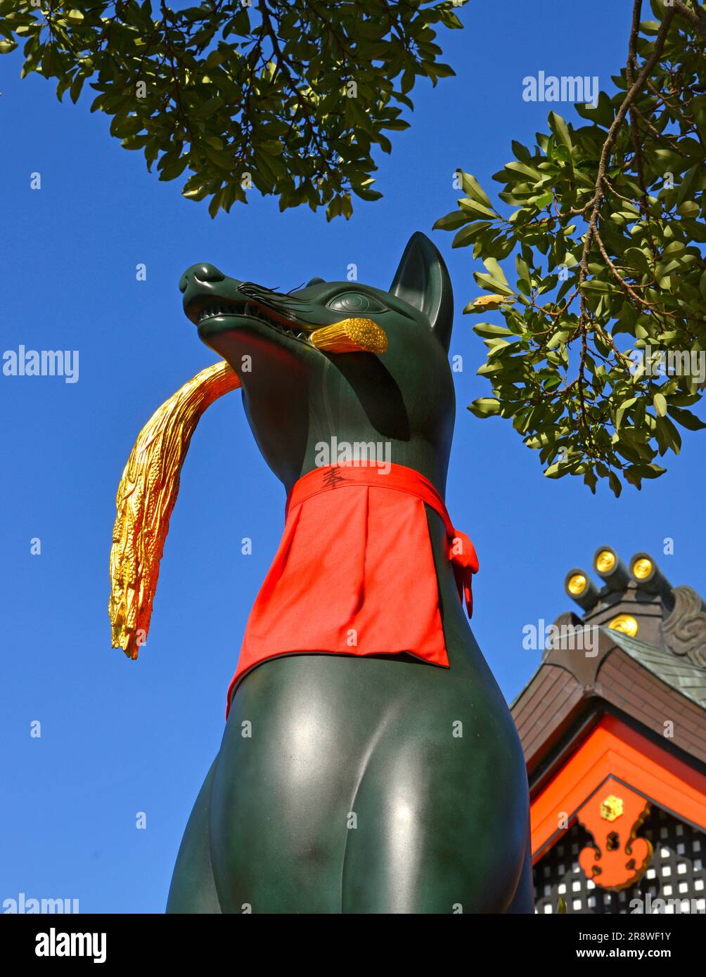 Fox sculpture in fushimi inari hi-res stock photography and images - Alamy