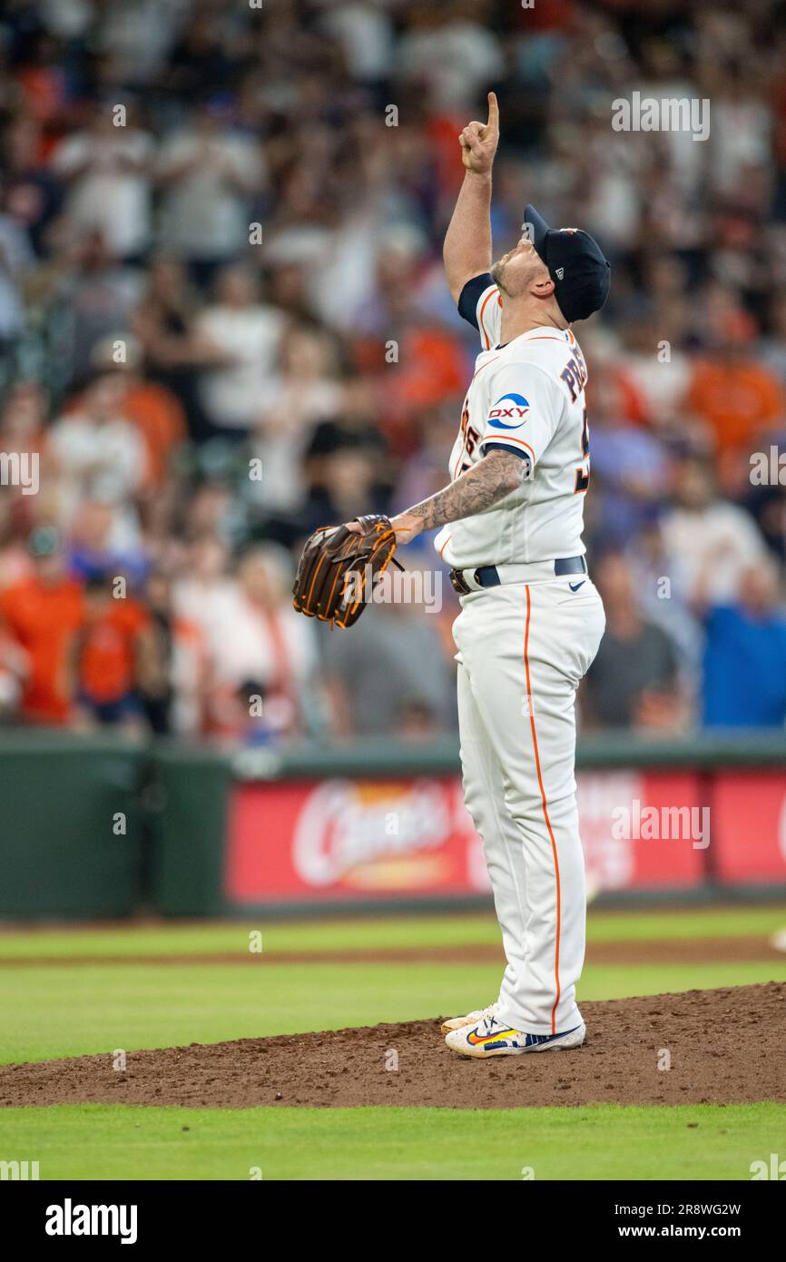 Houston Astros relief pitcher Ryan Pressly (55) comes in to get the ...