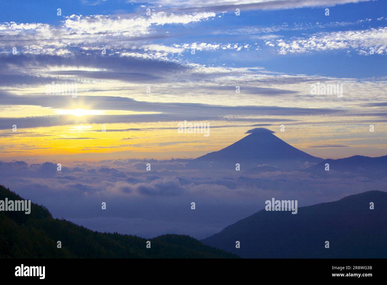 Japan mount fuji cloud hi-res stock photography and images - Alamy