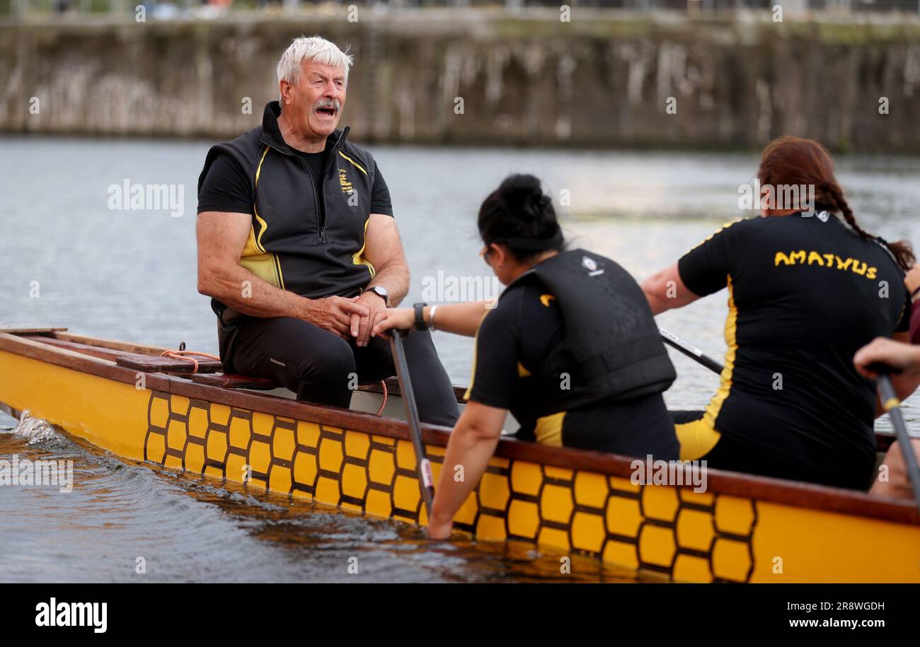 (230623) -- LONDON, June 23, 2023 (Xinhua) -- David Bangs (L) explains ...